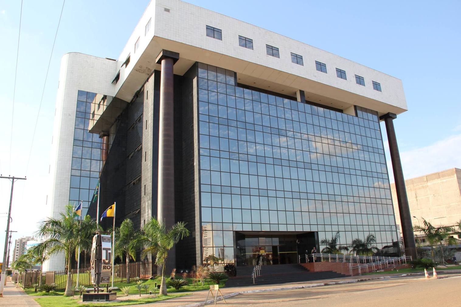 TJRO abre processo seletivo com 175 vagas